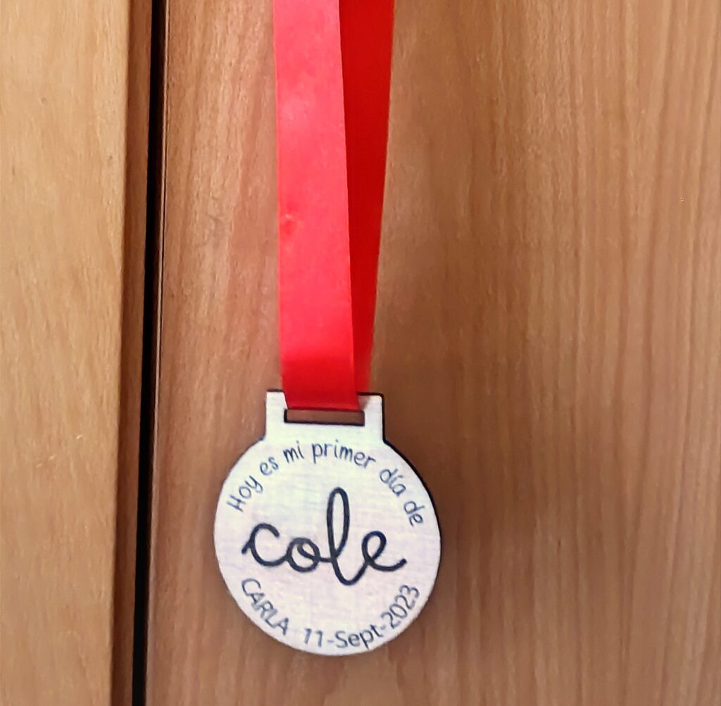 Medalla para el primer día de cole - Las Manitas de Lora